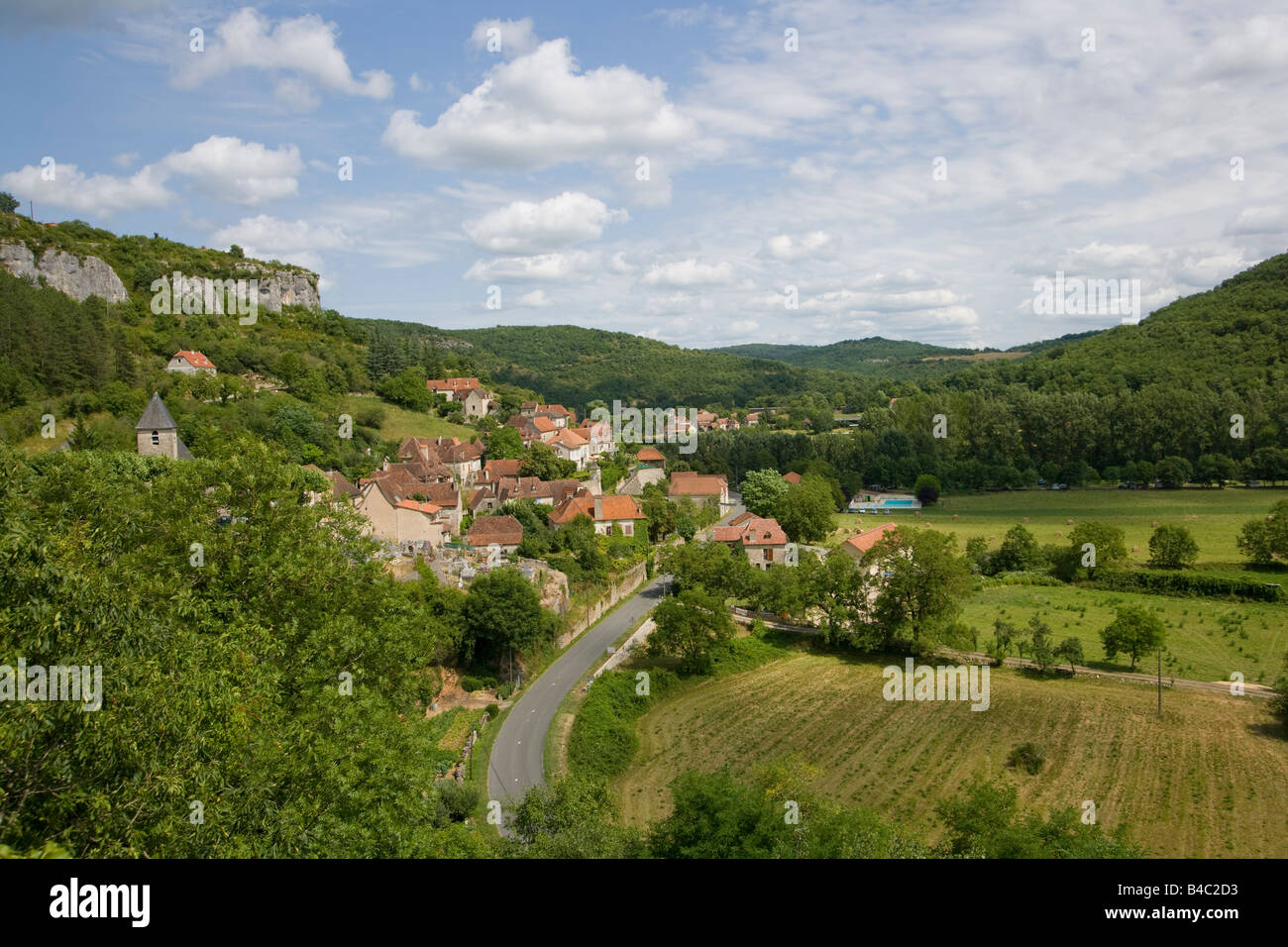 Vue de l'espace rural St Sulpice village dans la vallée du Célé, Lot ...