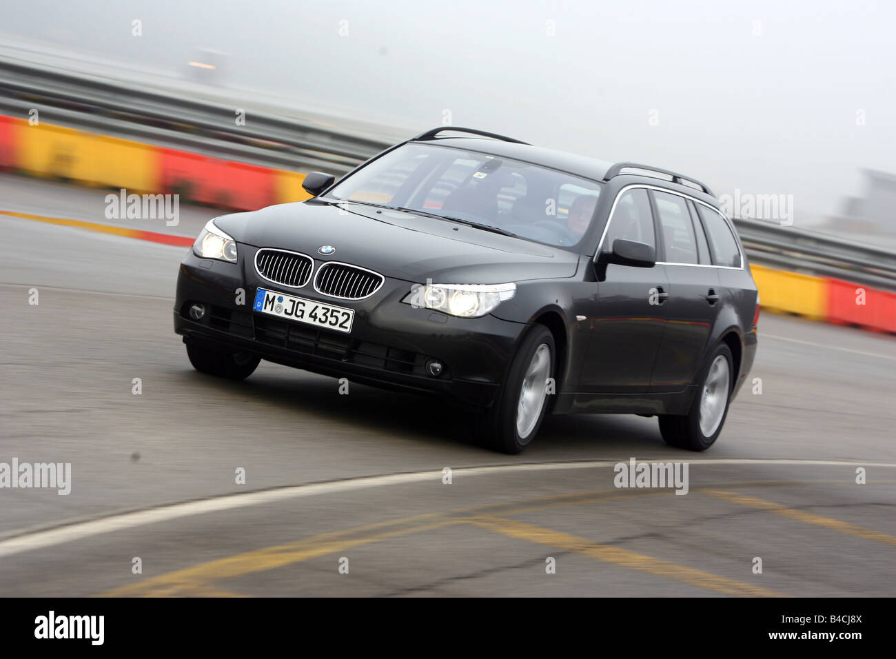 Bmw 550i touring Banque de photographies et d’images à haute résolution ...