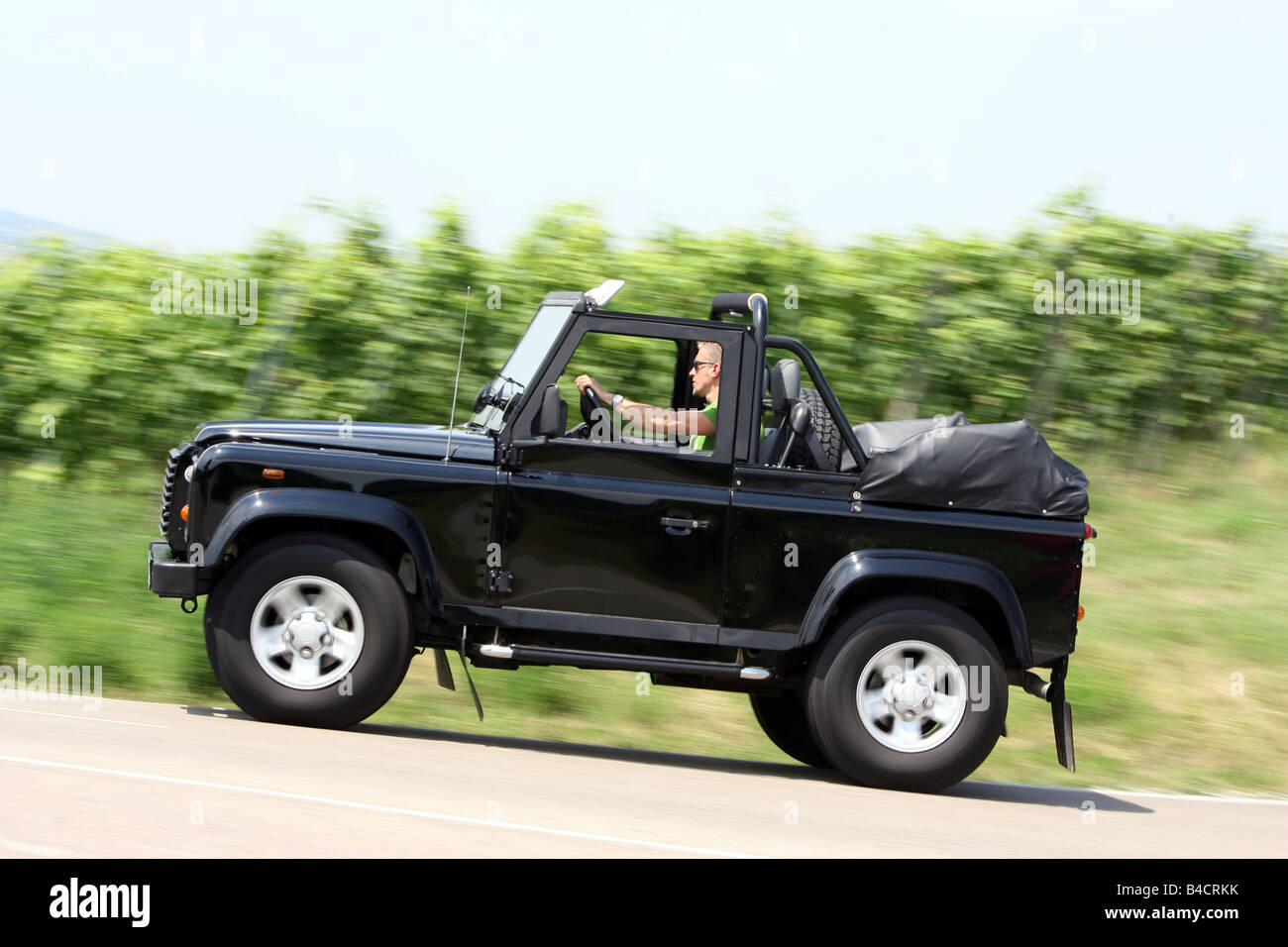 Land rover defender convertible two td5 Banque de photographies et d ...