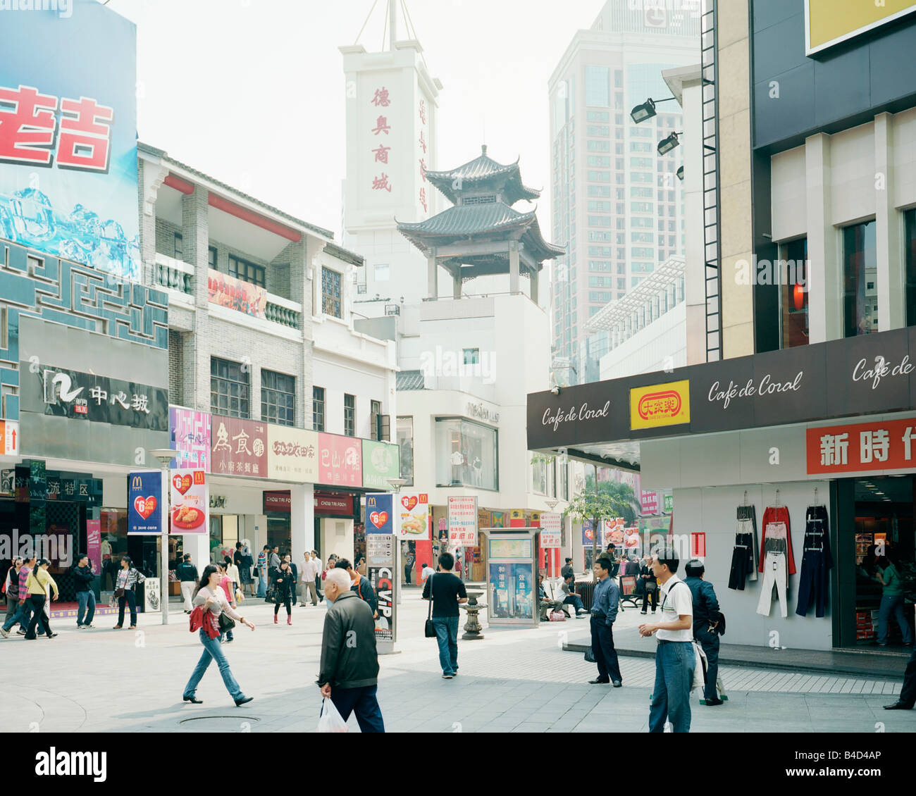 Dong men pedestrian street Banque de photographies et d’images à haute ...