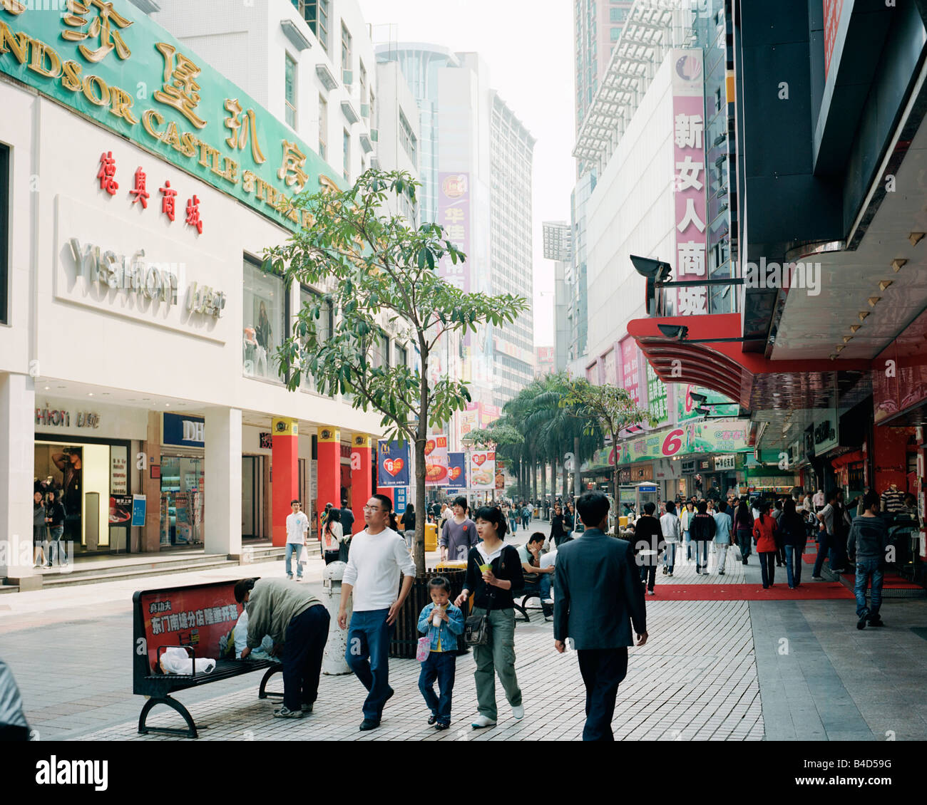 Dong men pedestrian street Banque de photographies et d’images à haute ...