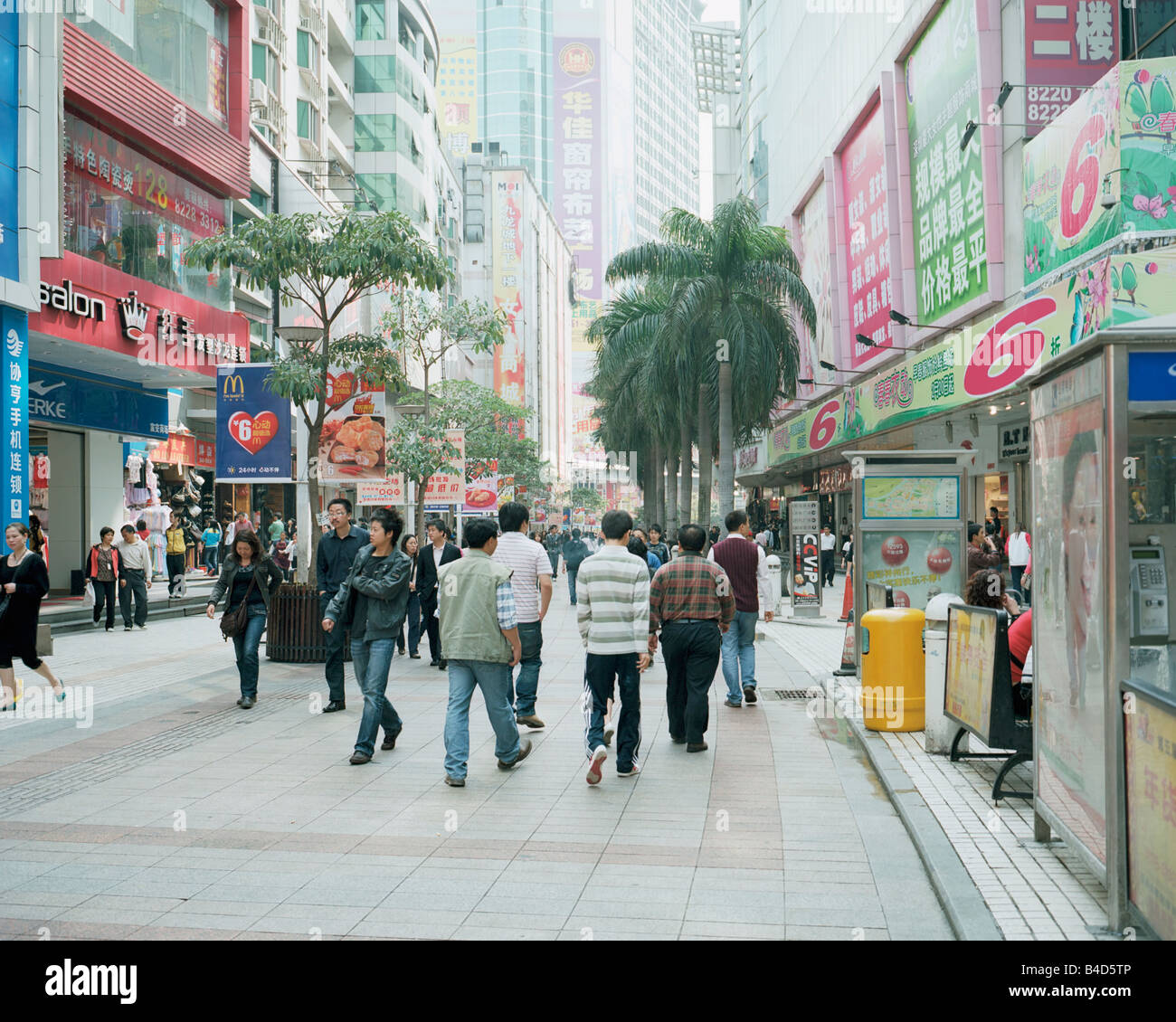 Dong men pedestrian street Banque de photographies et d’images à haute ...