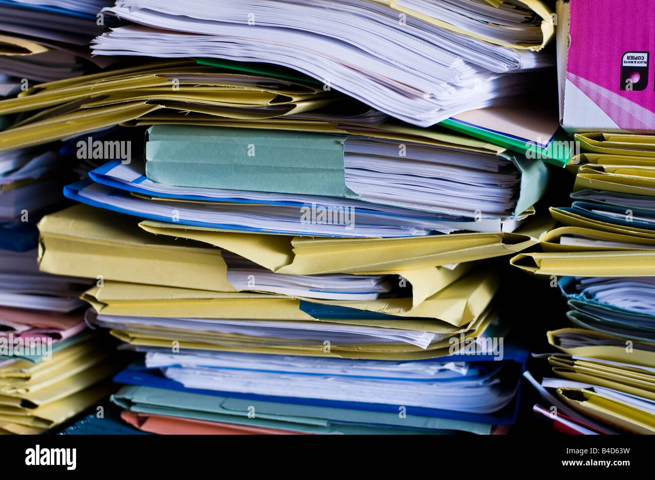 Messy desk lots paperwork Banque de photographies et d’images à haute ...