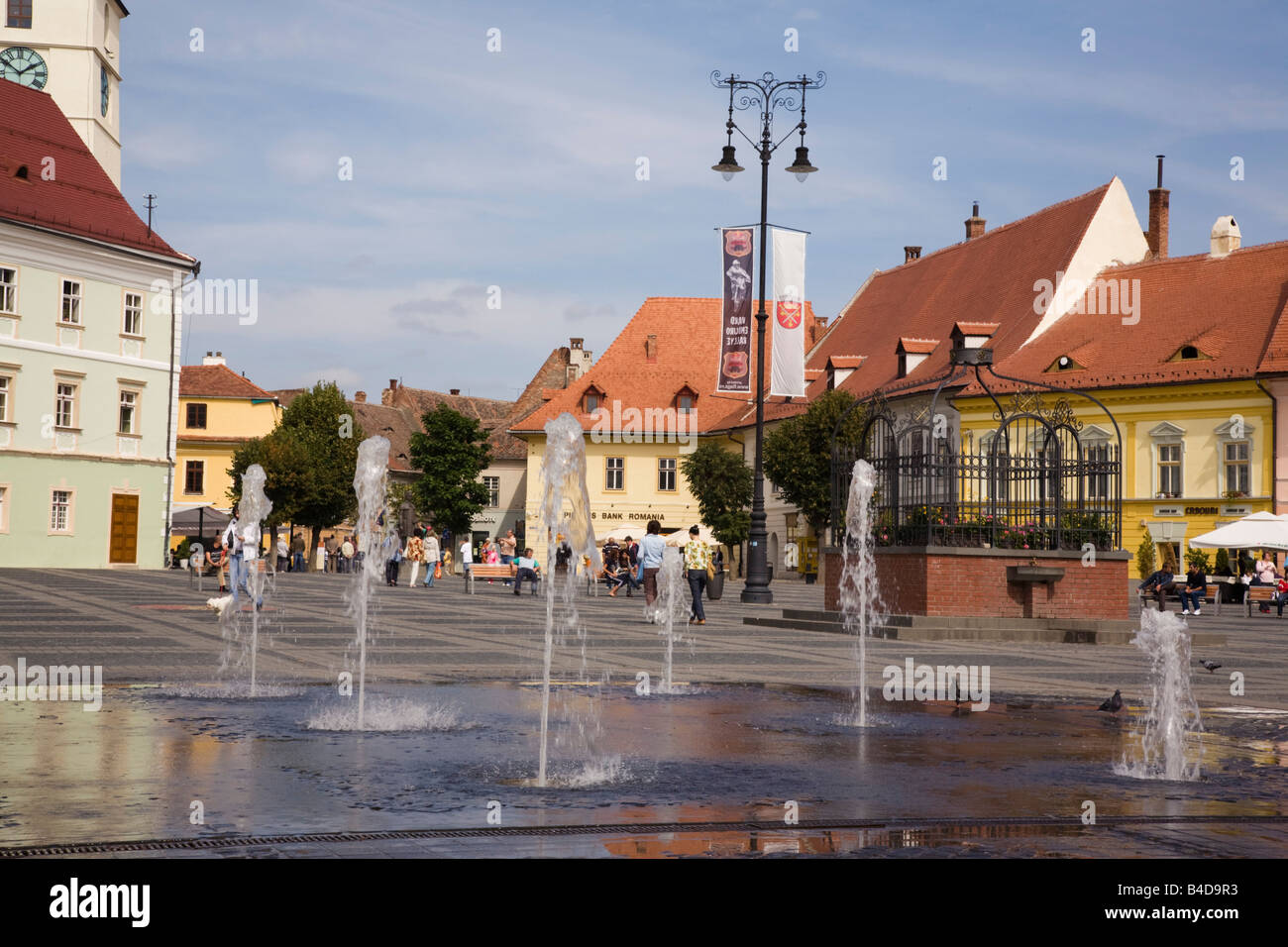 La Transylvanie Sibiu Roumanie Europe vieux bâtiments et fontaines dans ...