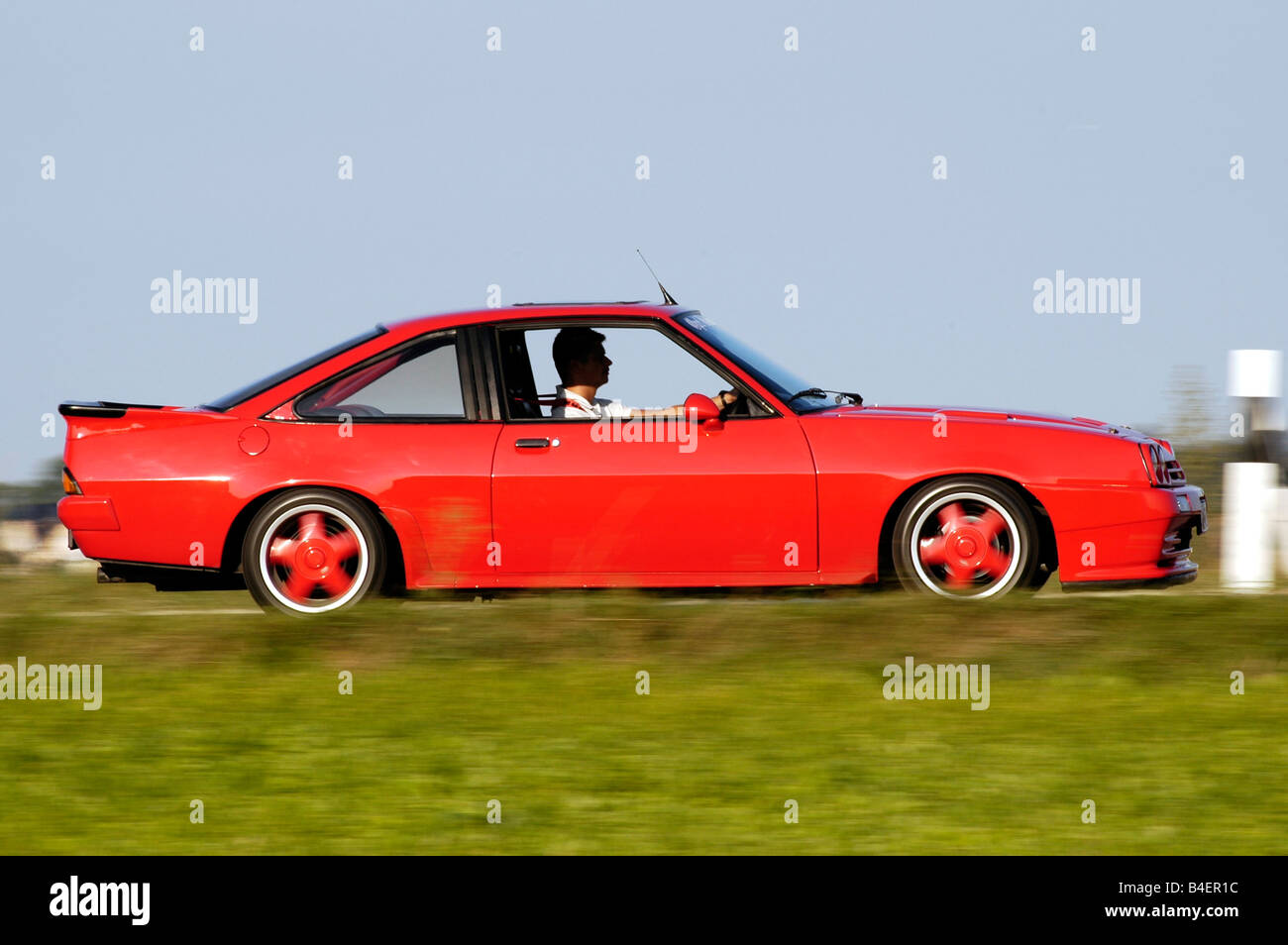 Voiture, Opel Manta B, l'année de modèle 1983, rouge, coupé, cabriolet ...