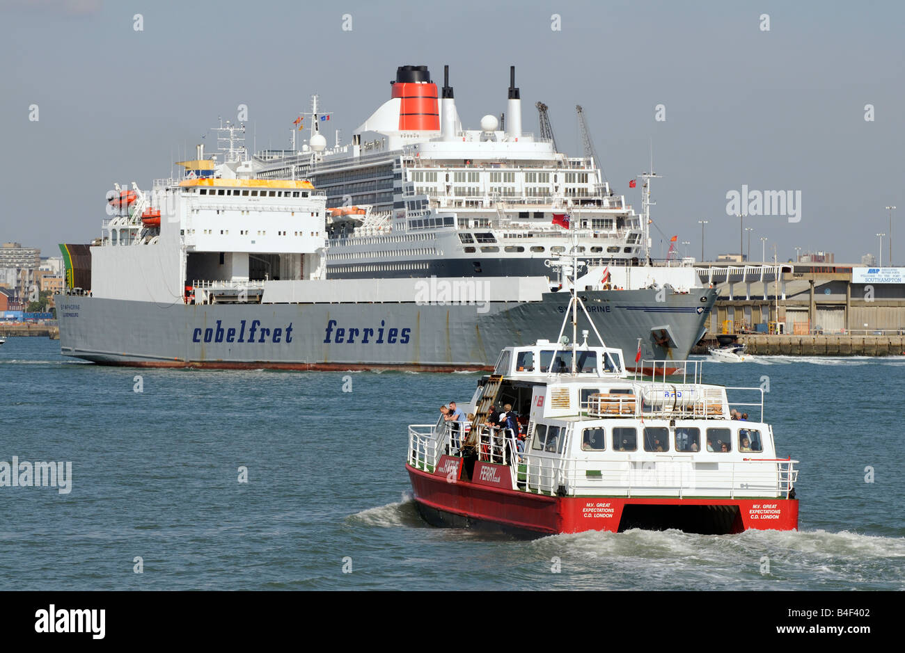 Port de Southampton England UK Queen Mary 2 et MV Symphorine Cobelfret ...