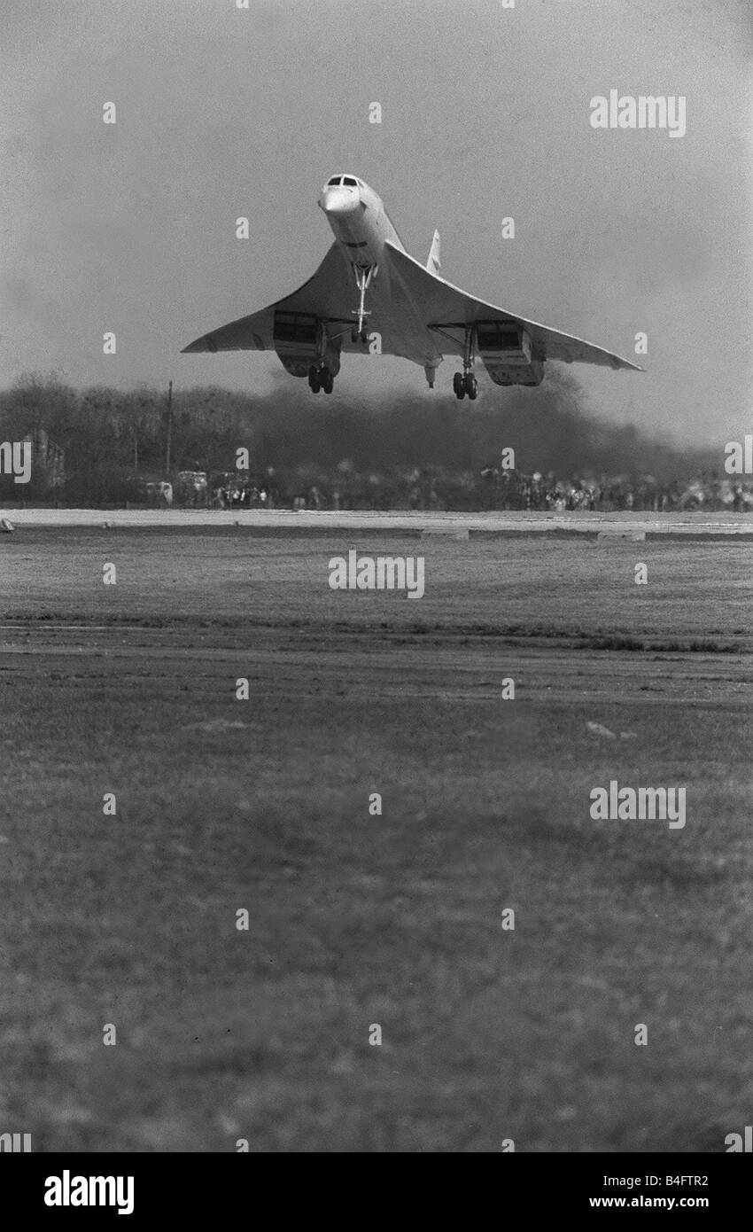 Avion Concorde prototype 002 approchait de la piste à Filton après son ...