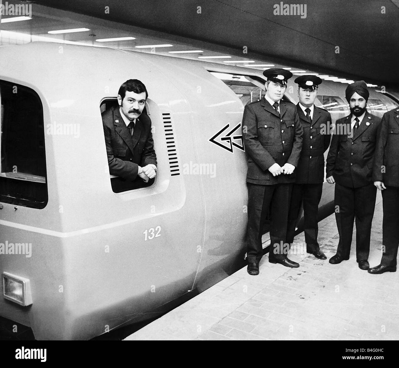 Les pilotes avec leur train à la nouvelle station de métro de Glasgow ...