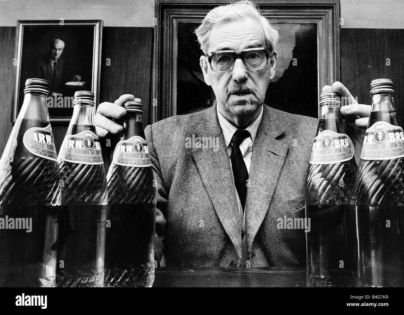 Bouteilles de boisson gazeuse Banque d'images noir et blanc - Alamy