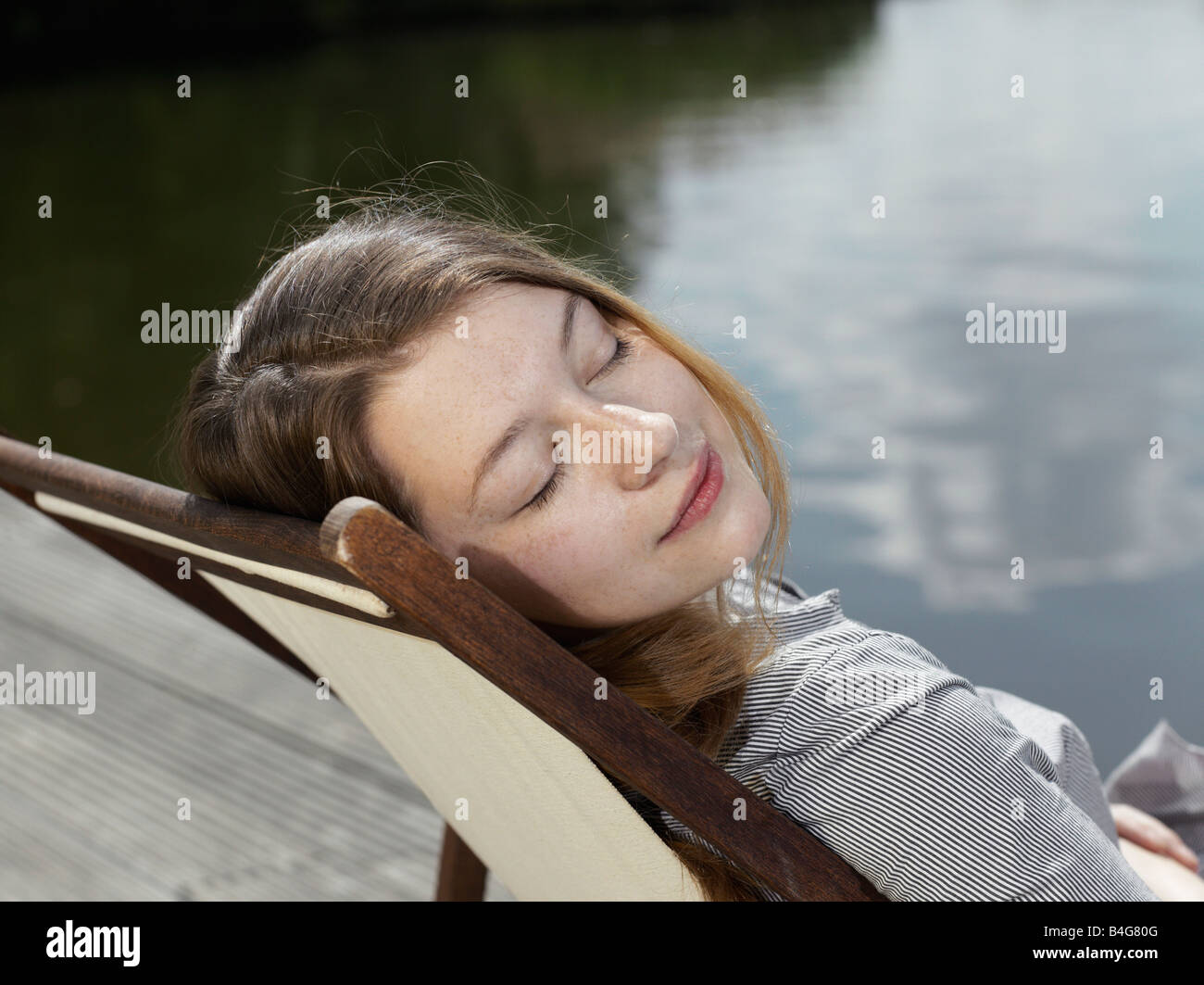 Jeune femme faire la sieste dans une chaise longue Banque de photographies et d’images à haute ...
