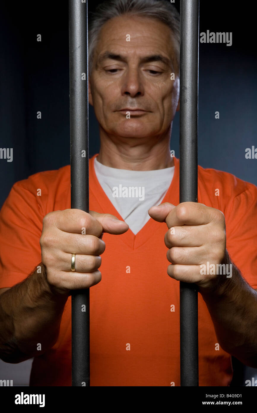 Prisoner standing behind prison cell Banque de photographies et d ...