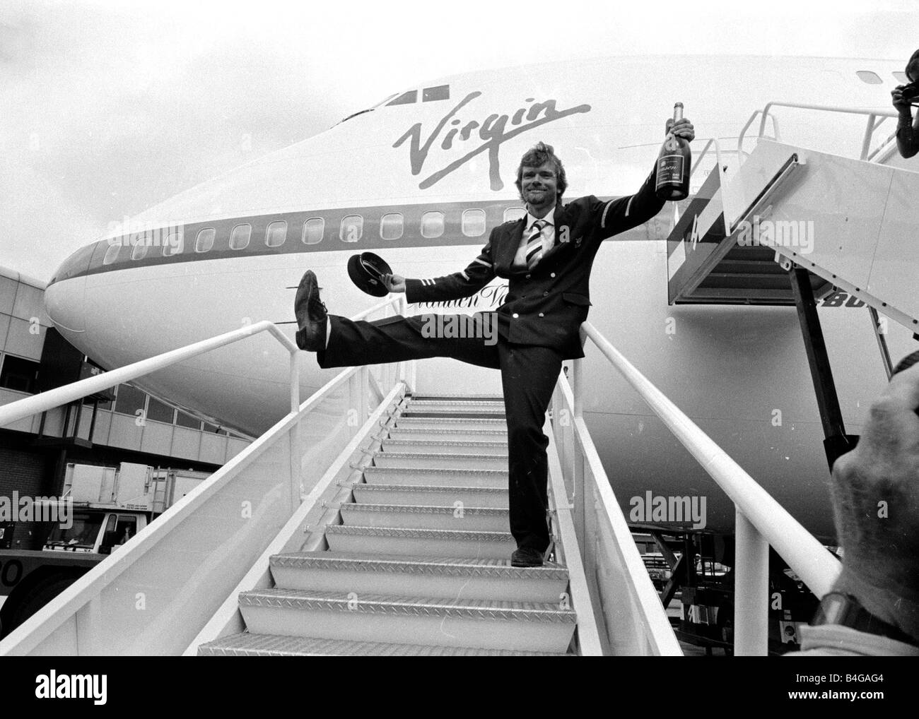Richard Branson boire d'une bouteille de champagne comme il célèbre ...