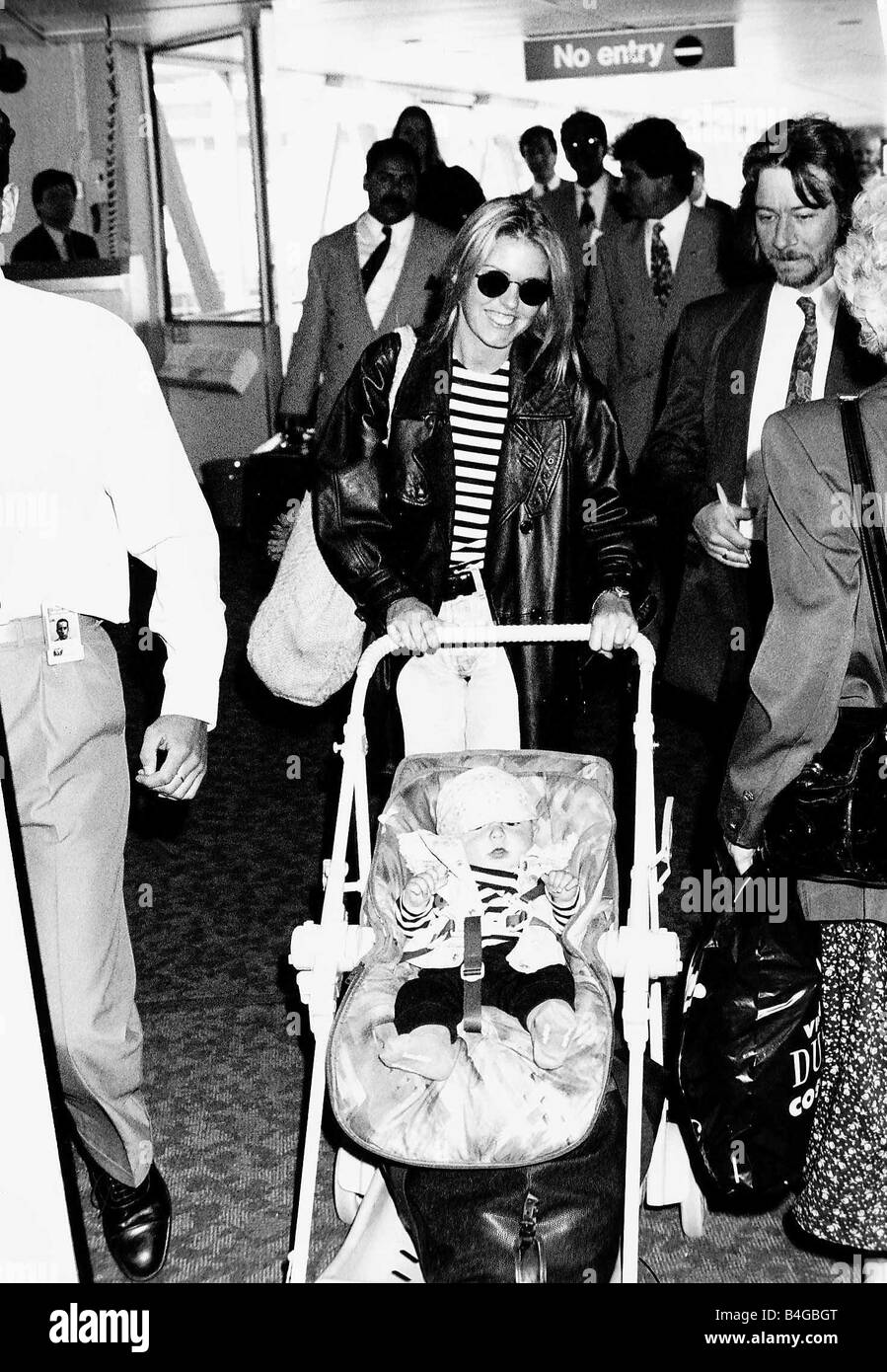 Patsy Kensit actrice et son fils James à l'aéroport d'Heathrow Photo ...