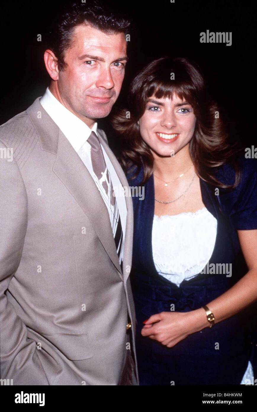 Acteur Lewis Collins en septembre 1988 avec sa femme à une fête de ...