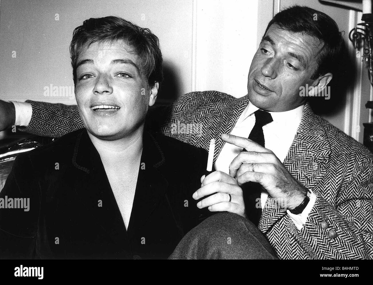 Yves Montand Avril 1982 avec sa femme de 21 ans, l'actrice Simone ...