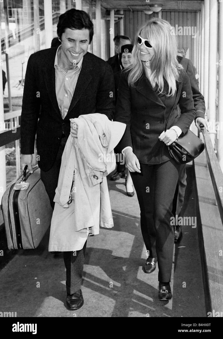 Brigitte Bardot actrice française et ami 1966 Bob Zaguri à l'aéroport d ...