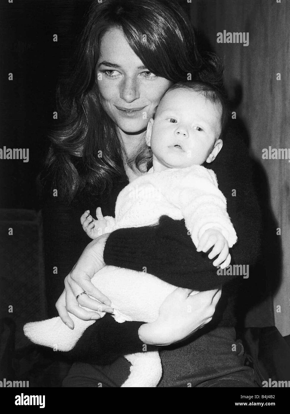Charlotte rampling and her son Banque d'images noir et blanc - Alamy