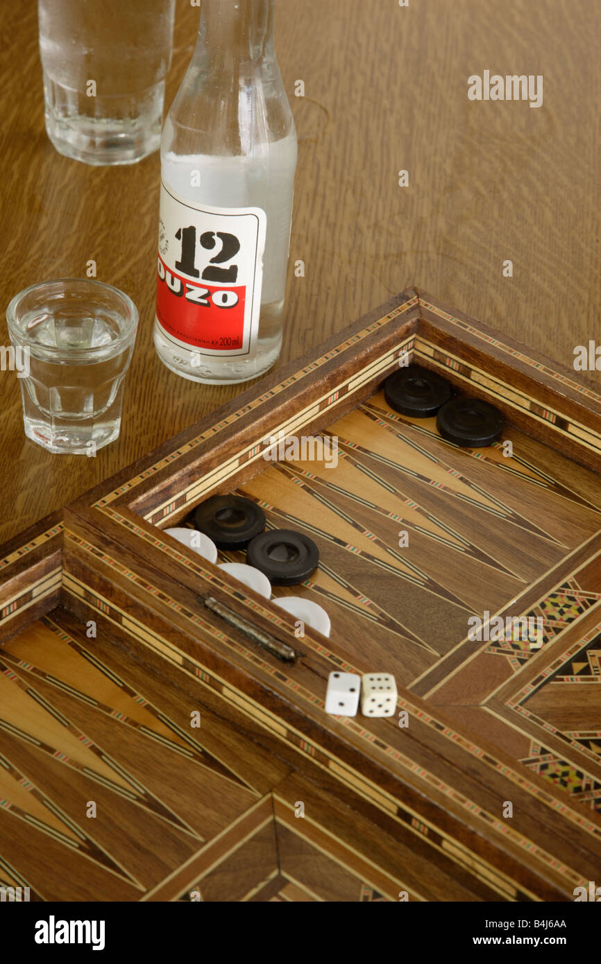 La Grèce et l'Ouzo Tavli iconique Photo Stock - Alamy
