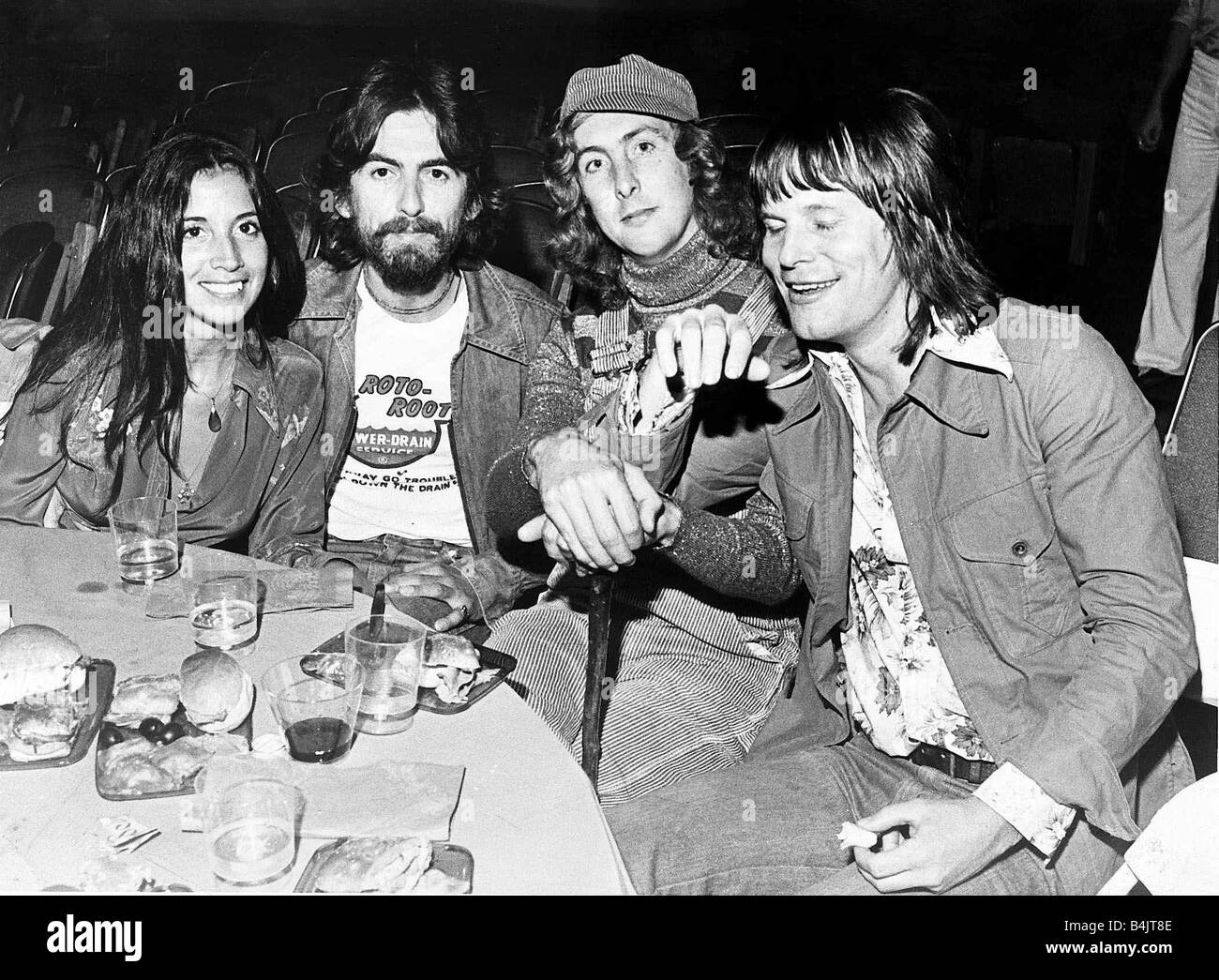 L R Olivia Arias Ex Beatle George Harrison et Eric Idle Tery Gilliam à ...