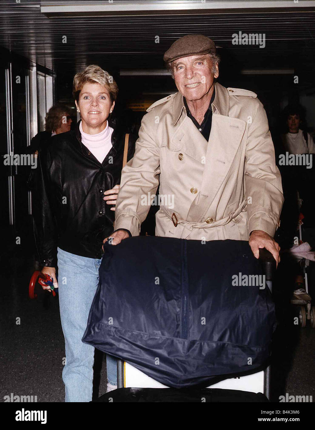 L'acteur Burt Lancaster avec son épouse d'être Susan Scherer à Heathrow ...