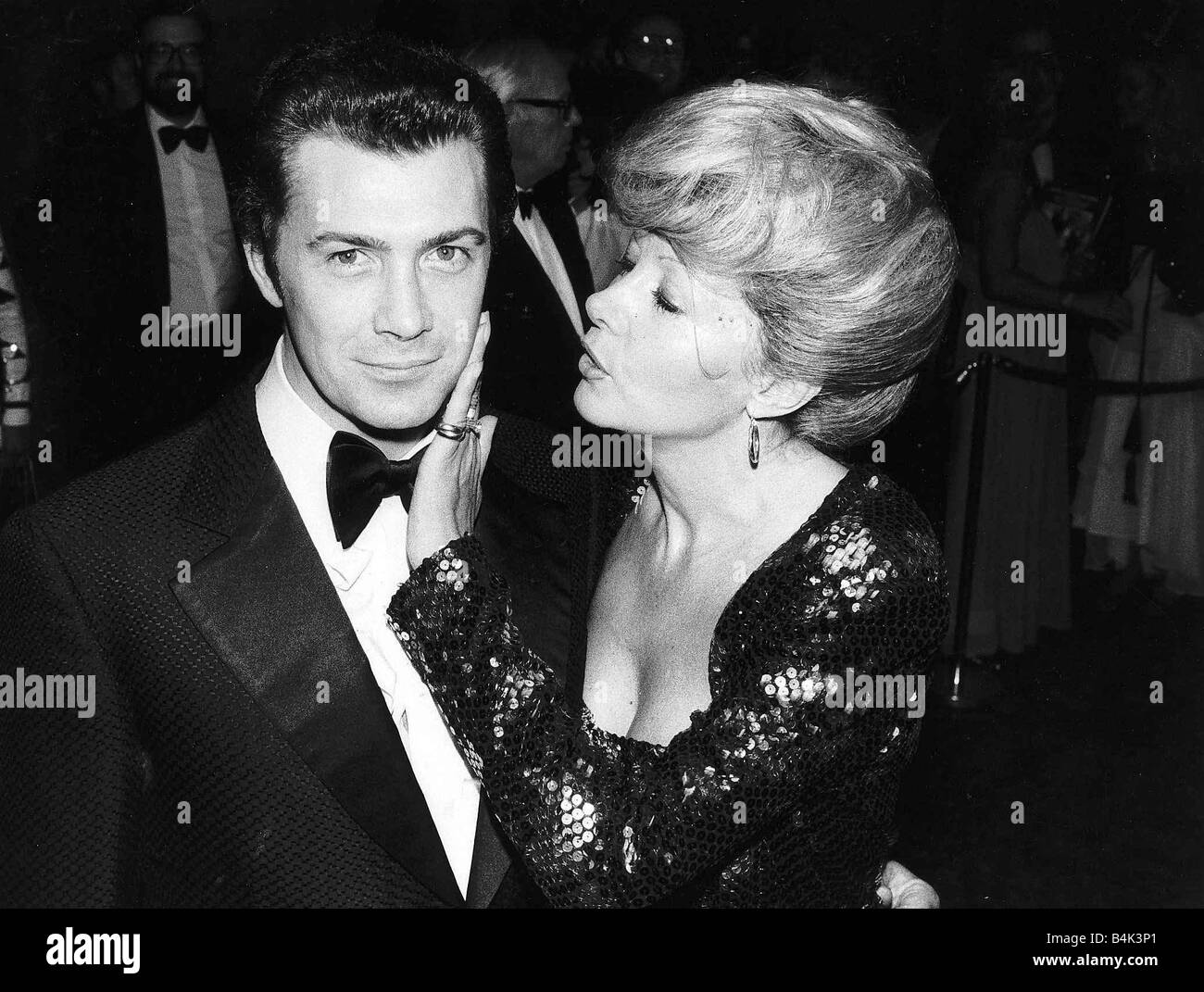 Lewis Collins acteur a son visage caressé par Ingrid Pitt à la première ...