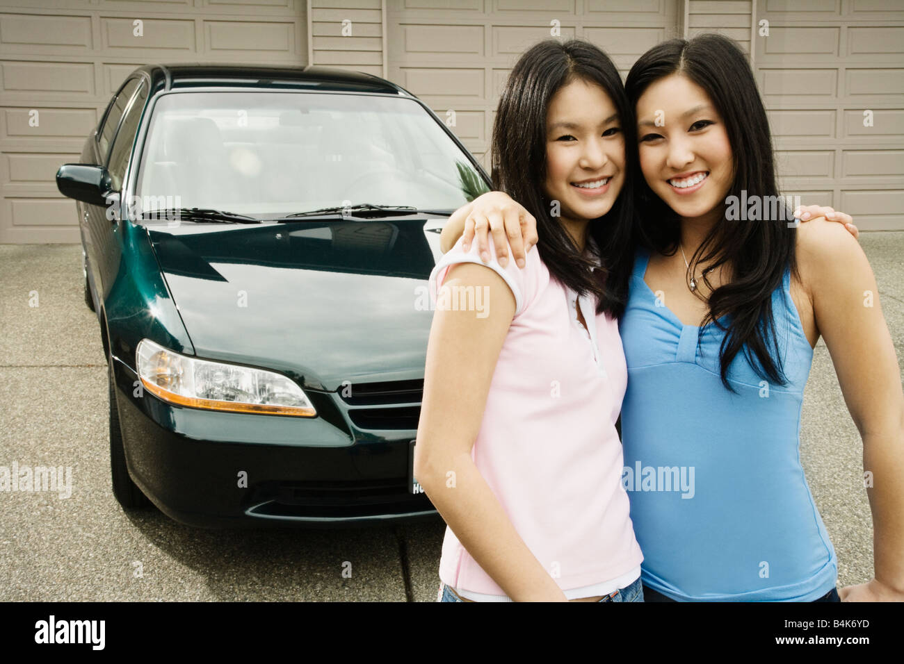 Two Asian Girl Sisters Hugging Banque De Photographies Et Dimages à