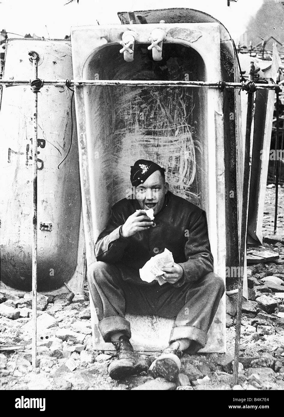 WW2 soldats à l'abri dans une baignoire dans Hyde Park Photo Stock - Alamy