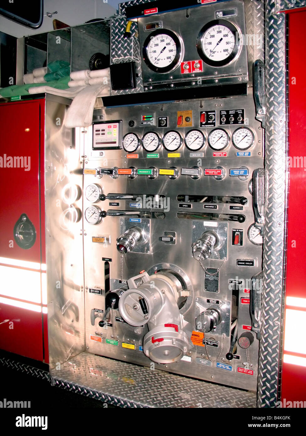 Camion de pompiers moderne Banque de photographies et d’images à haute ...