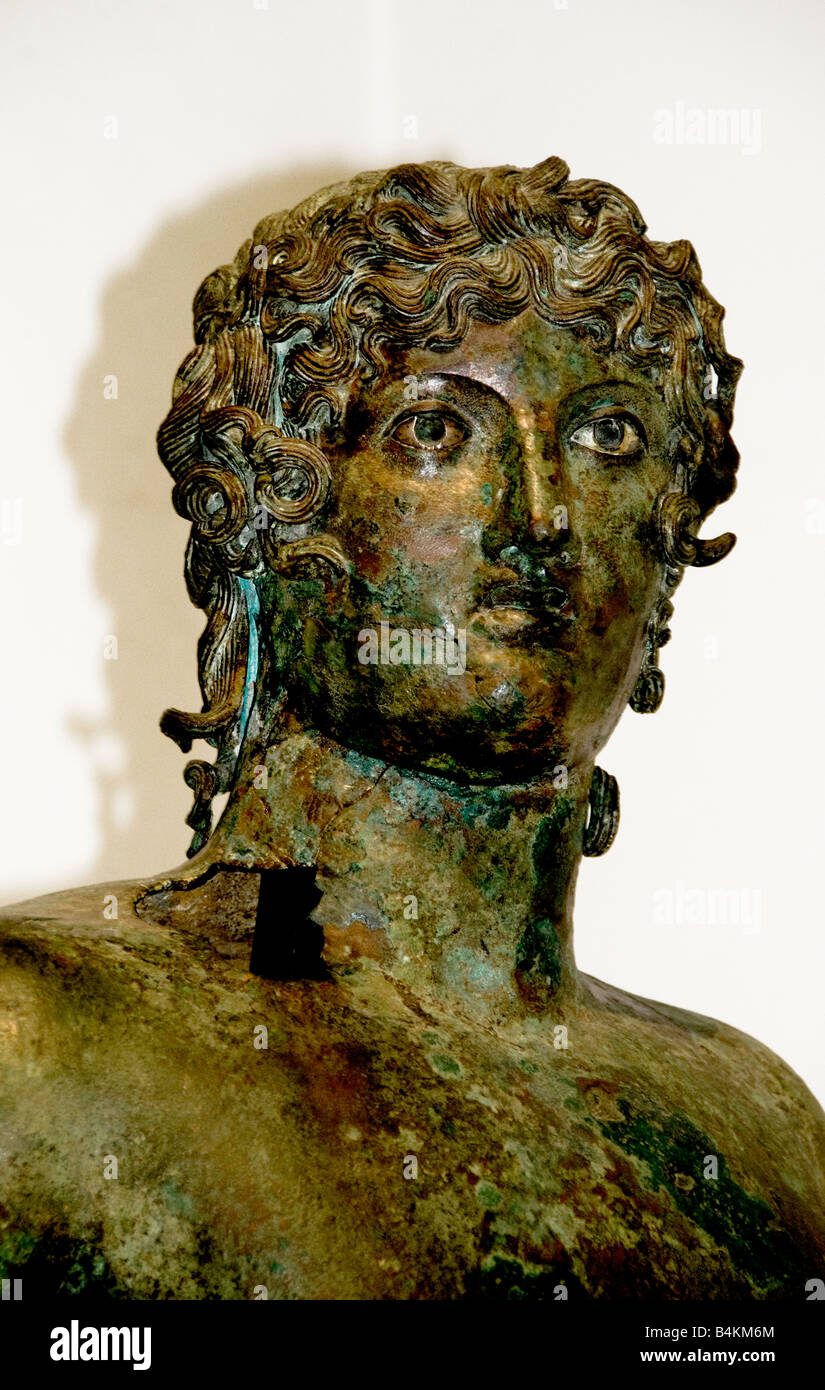 Ancienne statue romaine du dieu apollo Banque de photographies et d ...