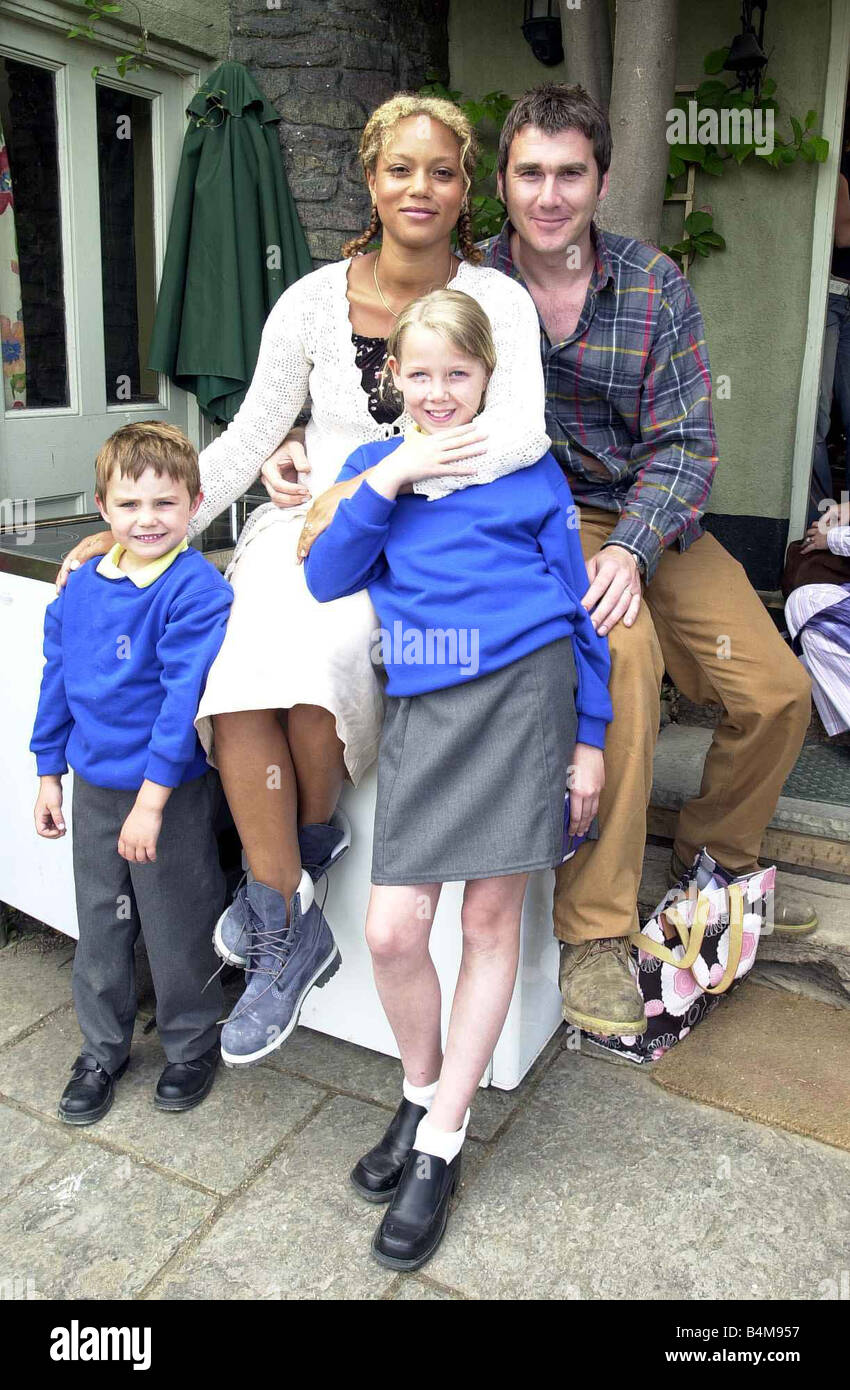 10 ans Charlotte Lucy Redpath et 6 ans Thomas Byrne Sam avec Angela ...