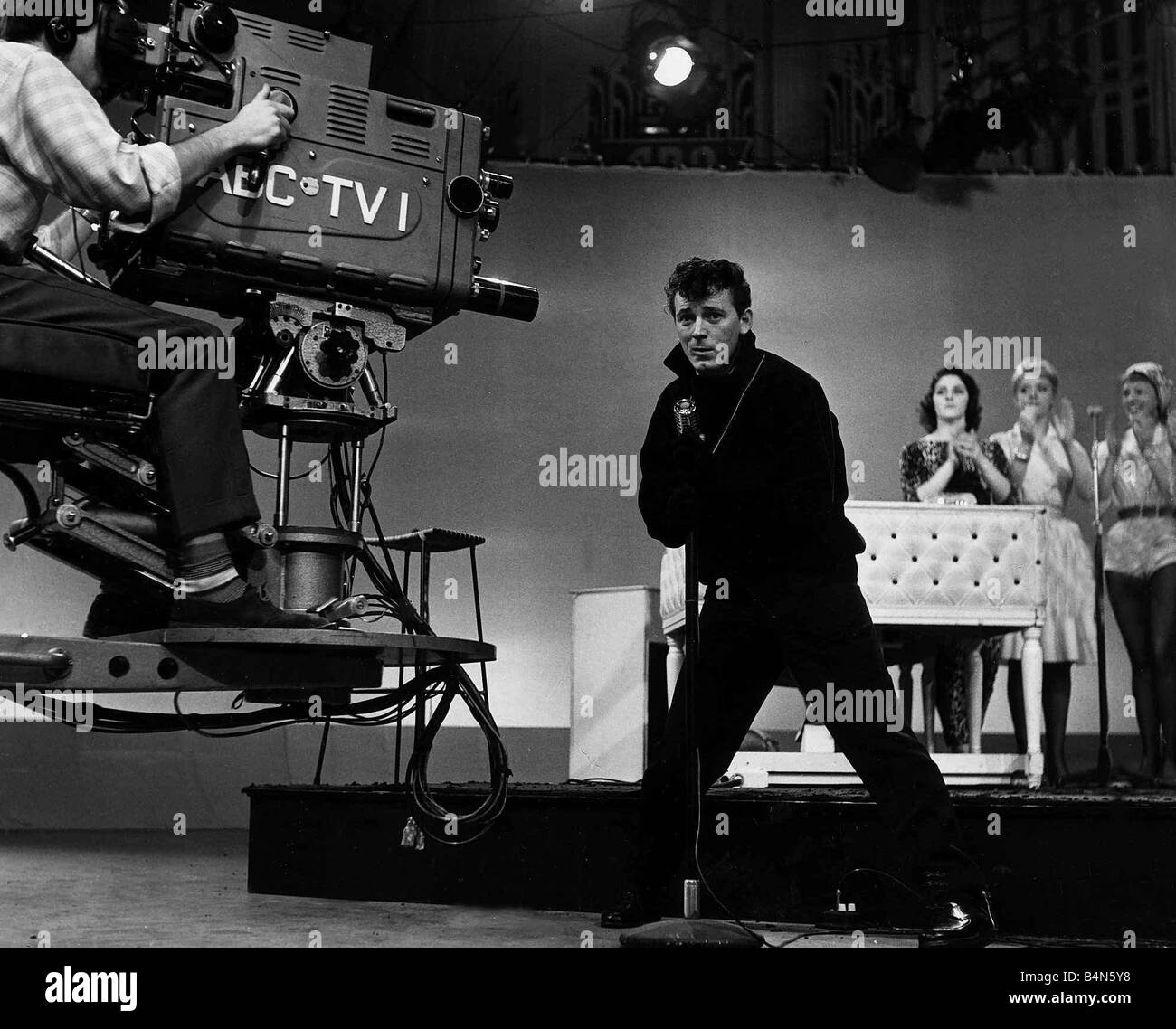 La caméra pivote dans d'enregistrer American Fifties Sixties pop singer ...