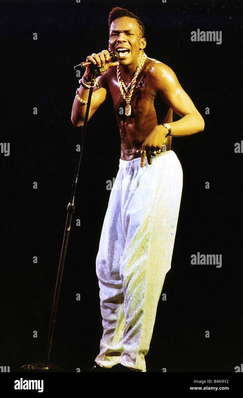 Bobby Brown chanteuse soul sur scène torse nu Photo Stock - Alamy