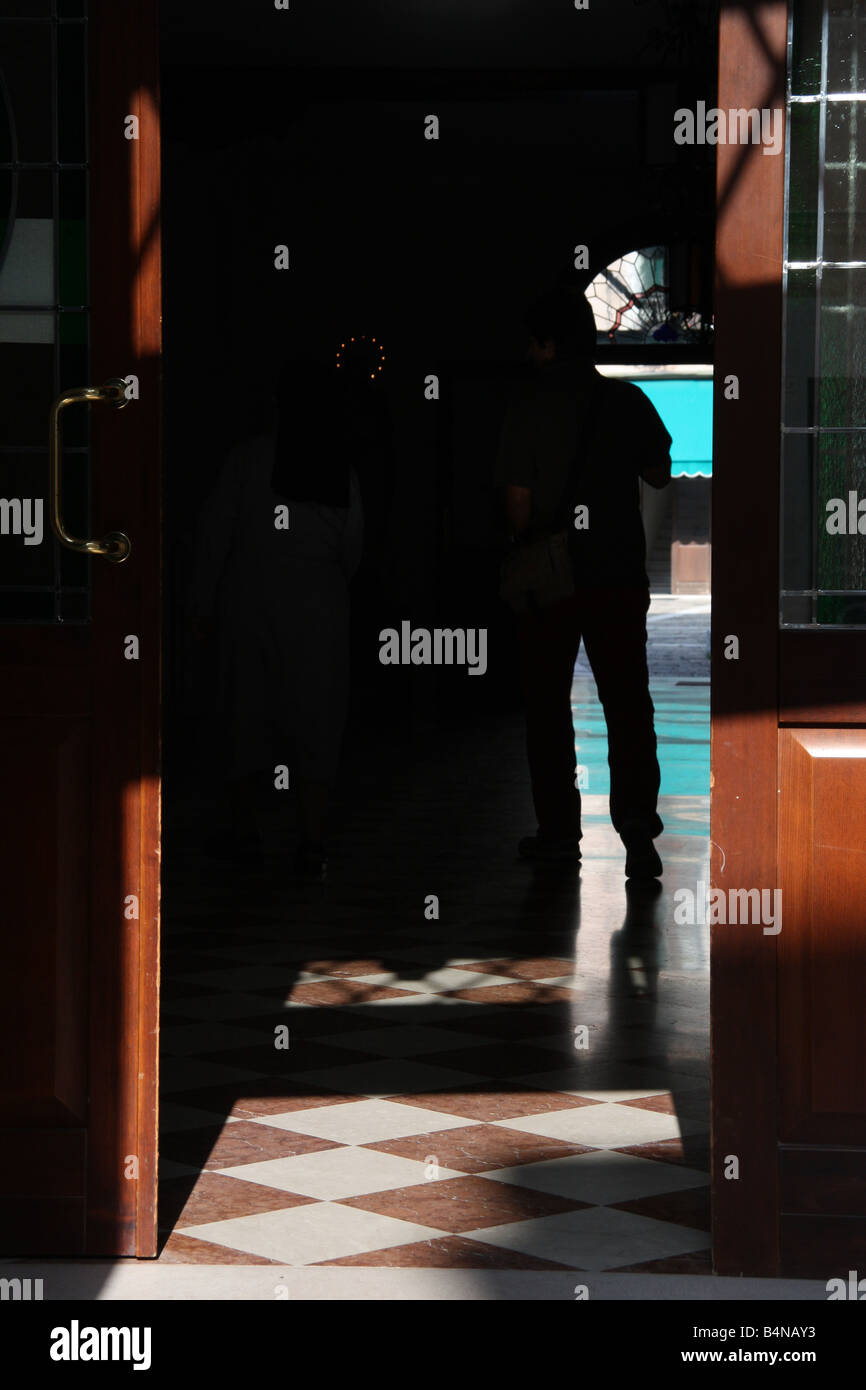 Homme silhouette porte Banque de photographies et d’images à haute ...