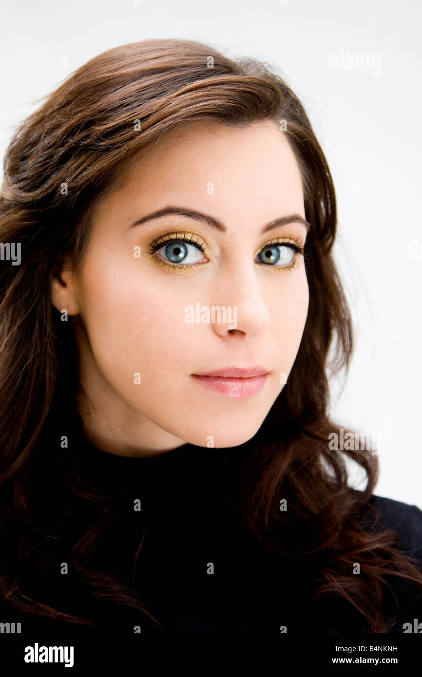 Visage d'une belle brune aux yeux bleus isolé Photo Stock - Alamy