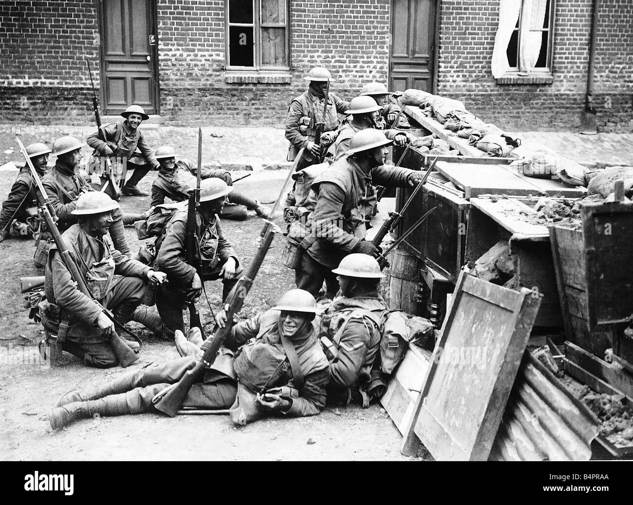 Les soldats britanniques s'abriter derrière une barricade à Bailleul en ...
