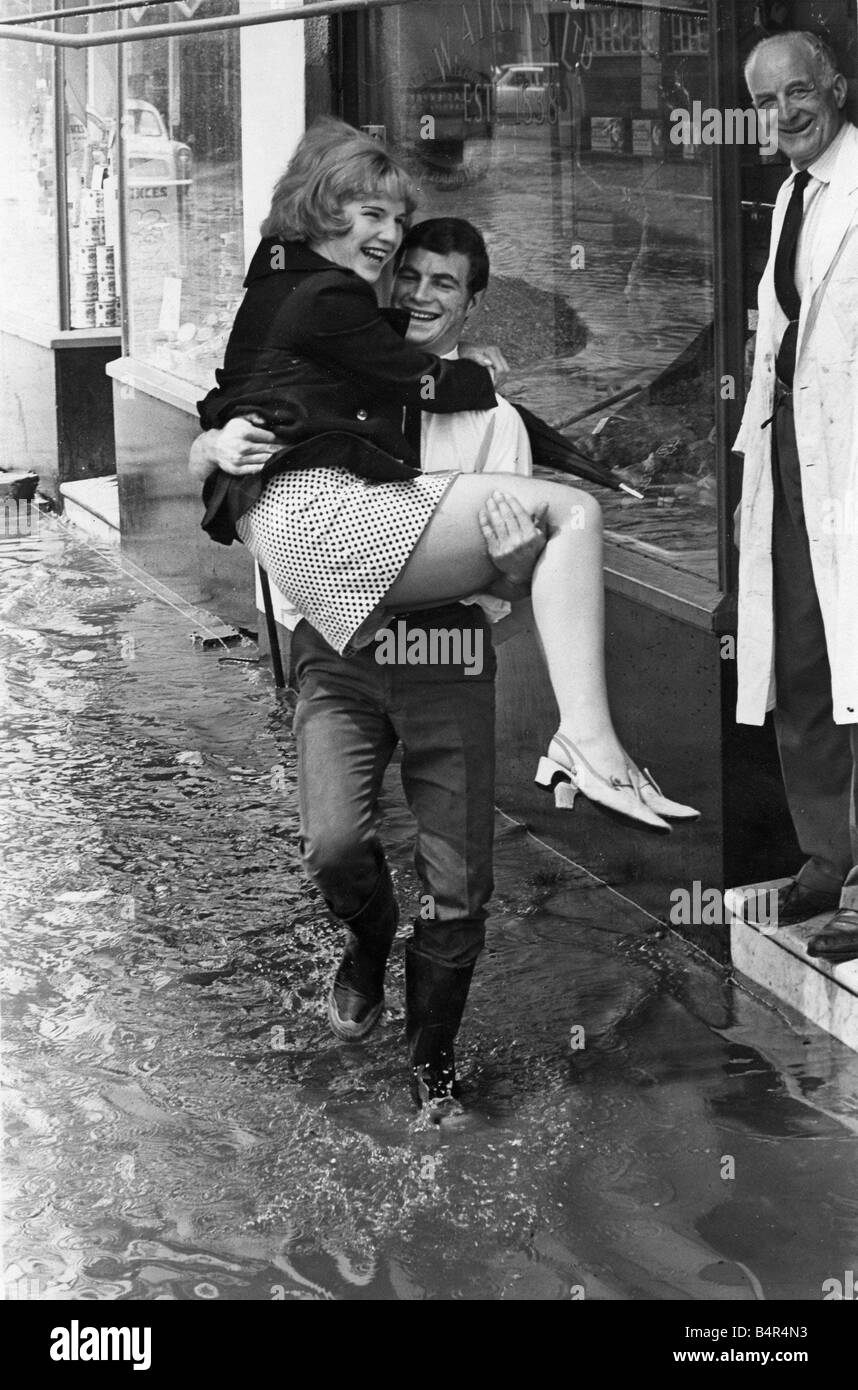 Eau de pluie inondation Banque d'images noir et blanc - Page 2 - Alamy