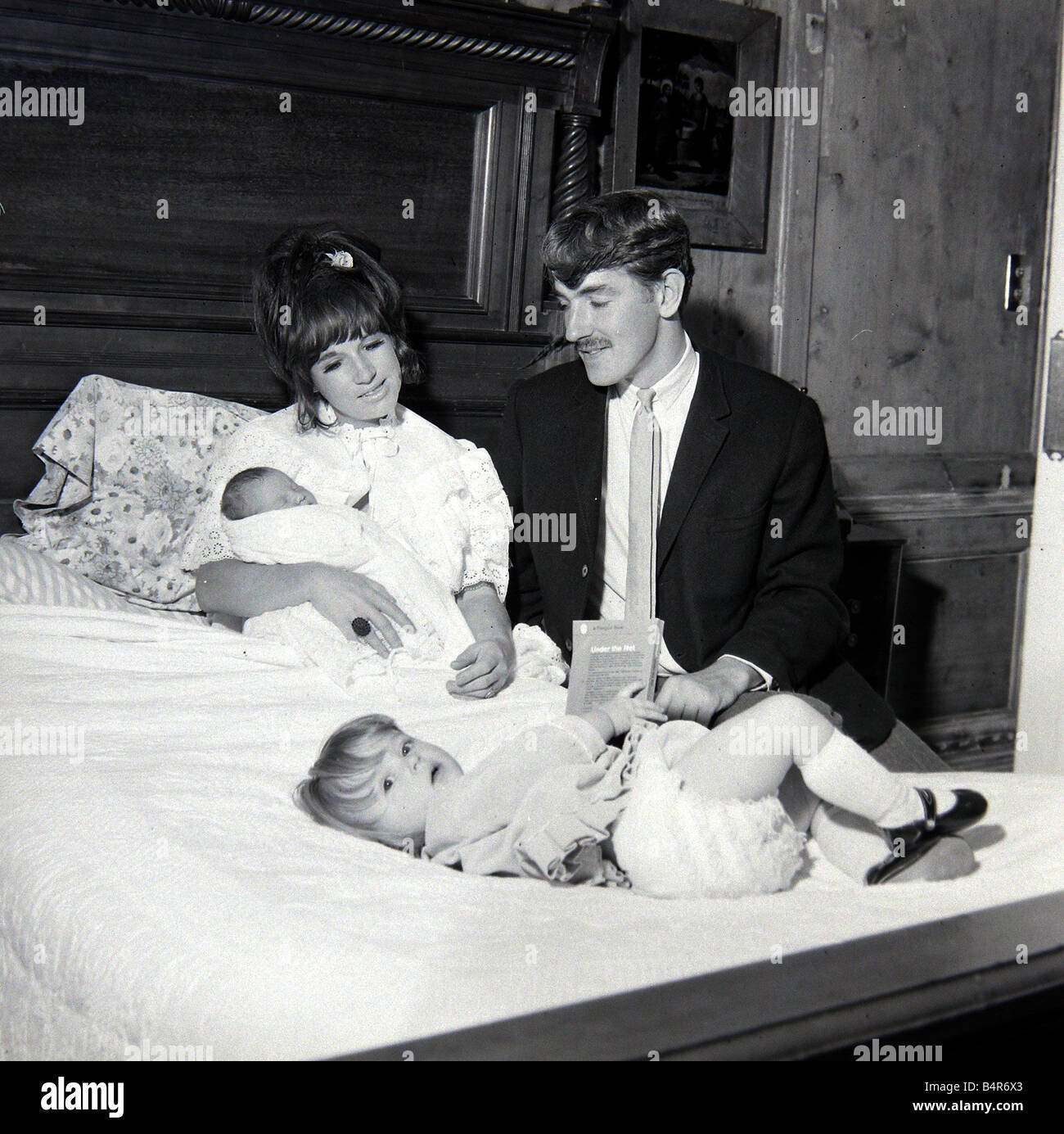 L'acteur et comédien editeur Peter Cook avec sa femme Wendy fille Lucie ...