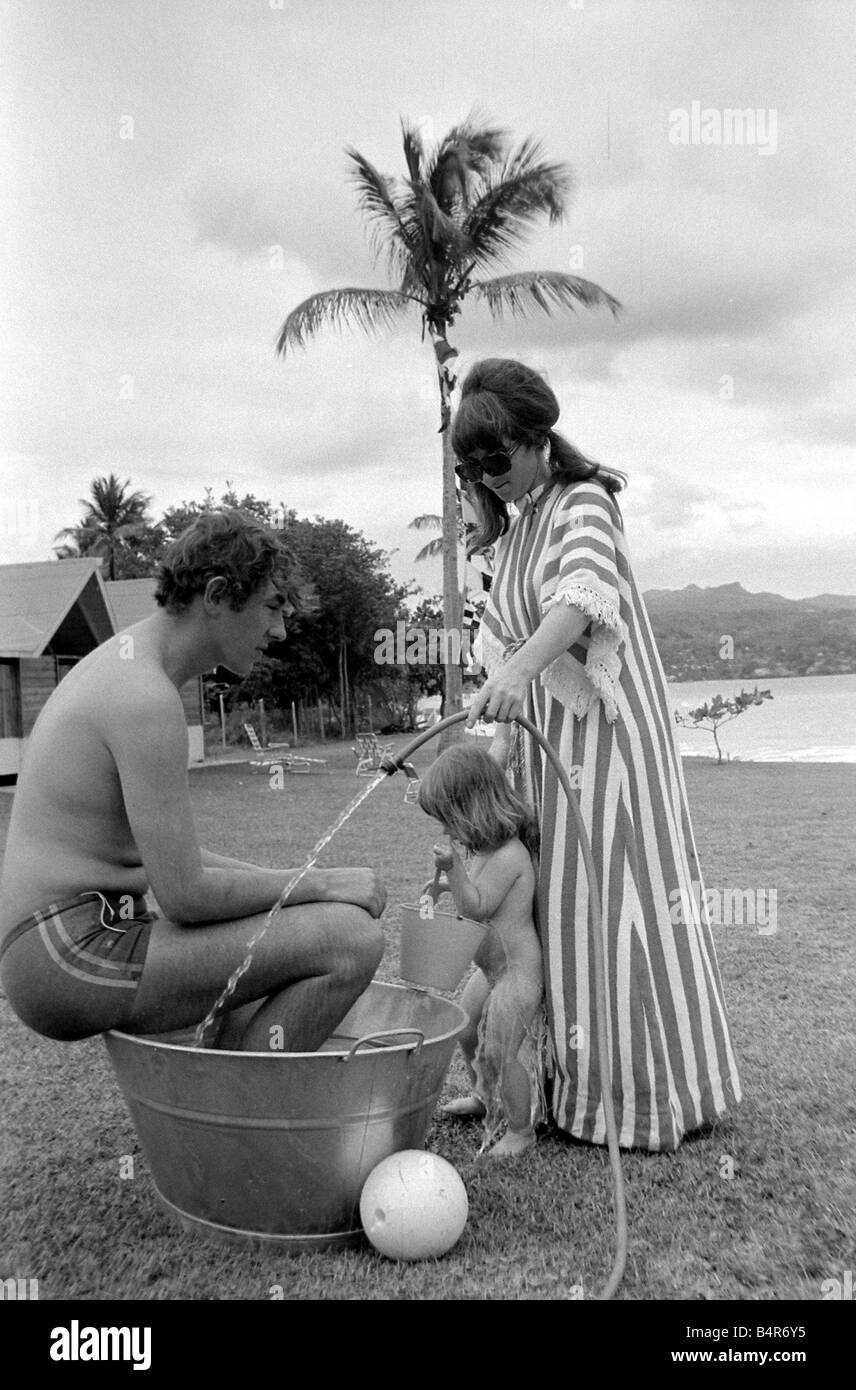 L'acteur et comédien editeur Peter Cook avec sa fille Lucie et son ...