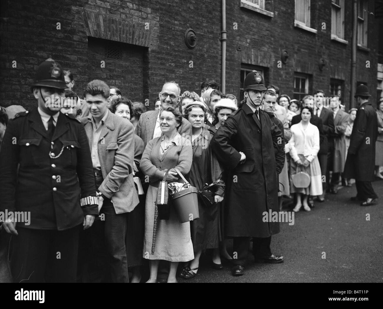 Crise de Suez 1956 Foule à l'extérieur au cours de la Lancaster House ...