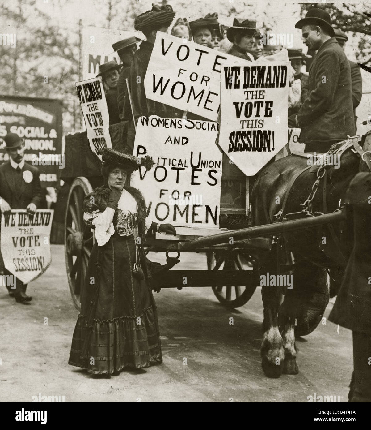 Filles Femmes Rebelles Suffragettes