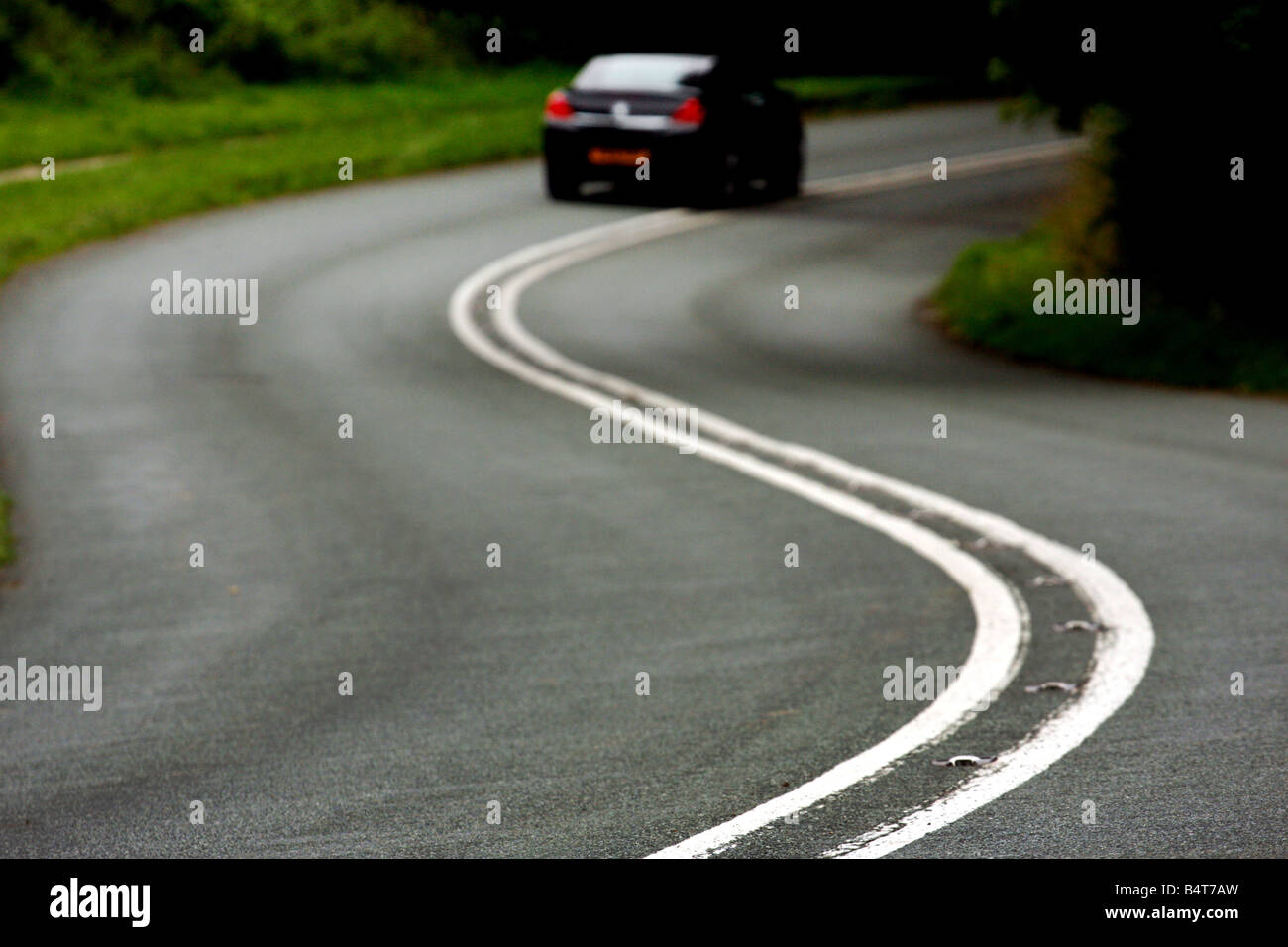 Route avec une voiture Banque de photographies et d’images à haute ...