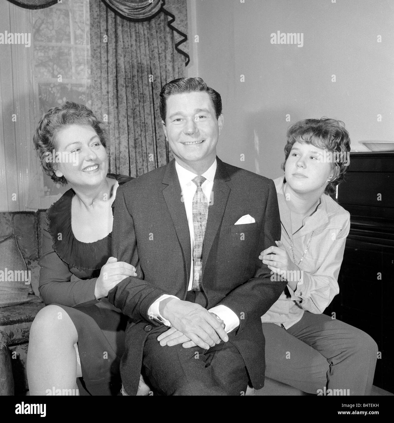 Reg Varney acteur qu'on voit ici avec sa femme et sa fille vers 1963 ...
