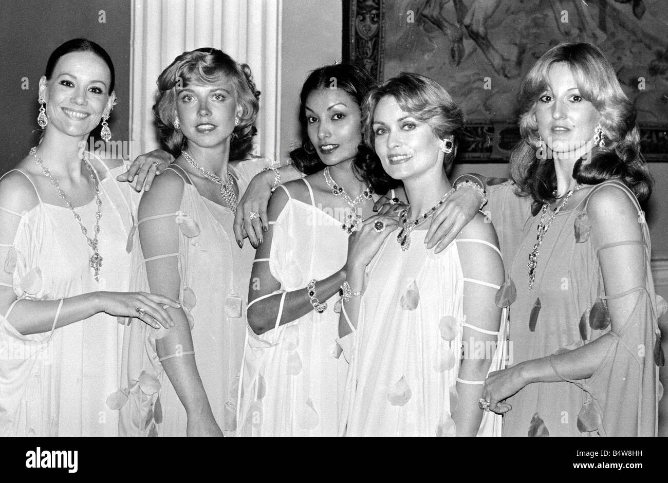 Davina Sheffield portant des diamants à l'activité de bienfaisance 1977 ...