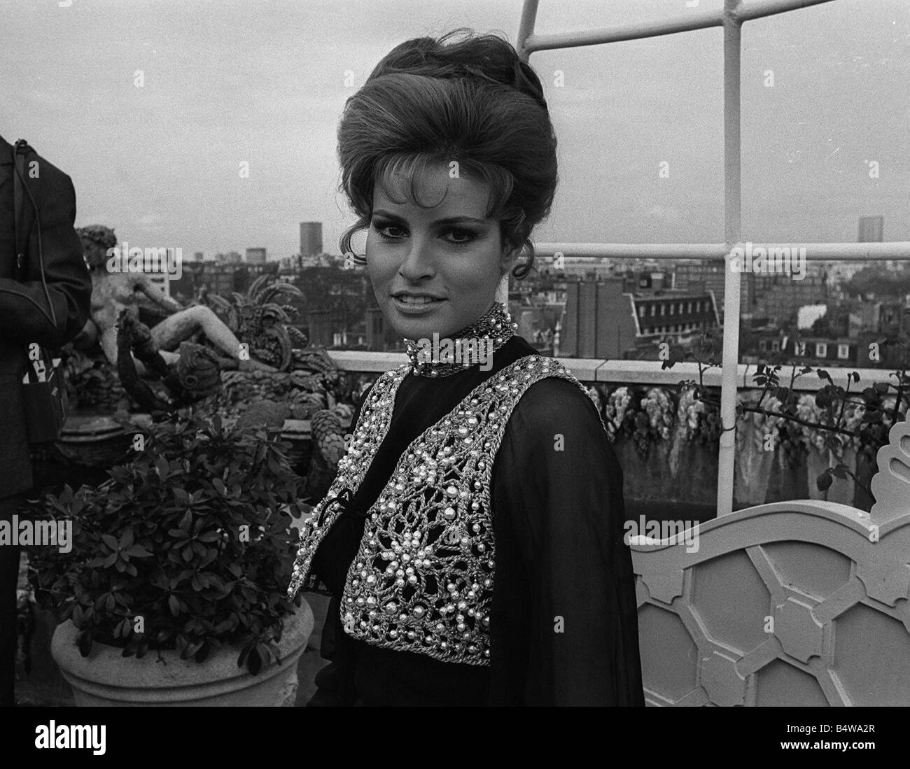 Raquel welch actress Banque d'images noir et blanc - Alamy