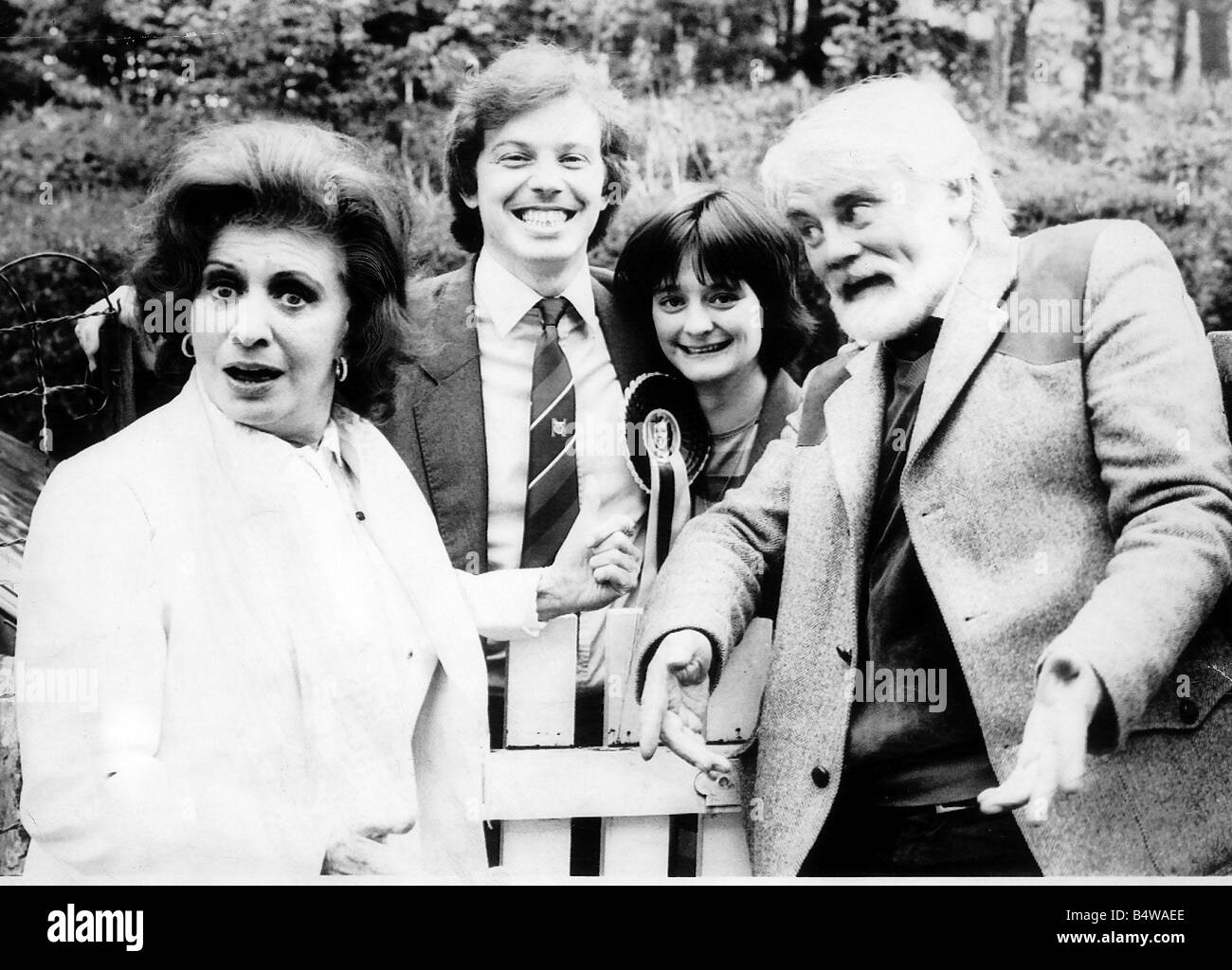 Tony Blair et son épouse Cherie Blair Mai 1983 avec Pat Phoenix et Tony ...