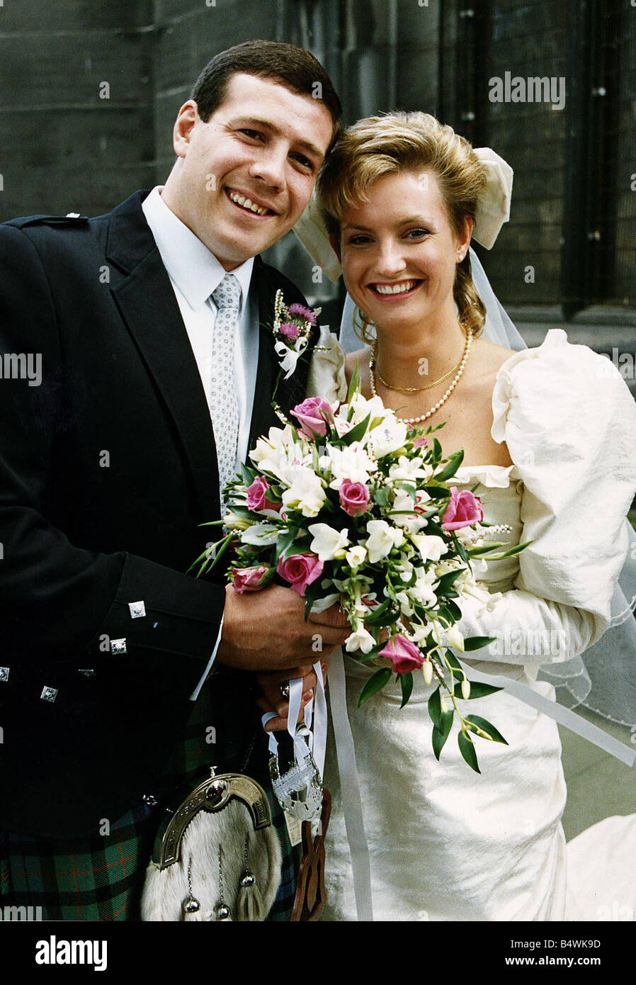 Scottish rugby star Scott Hastings avec son épouse Jenny le jour de ...