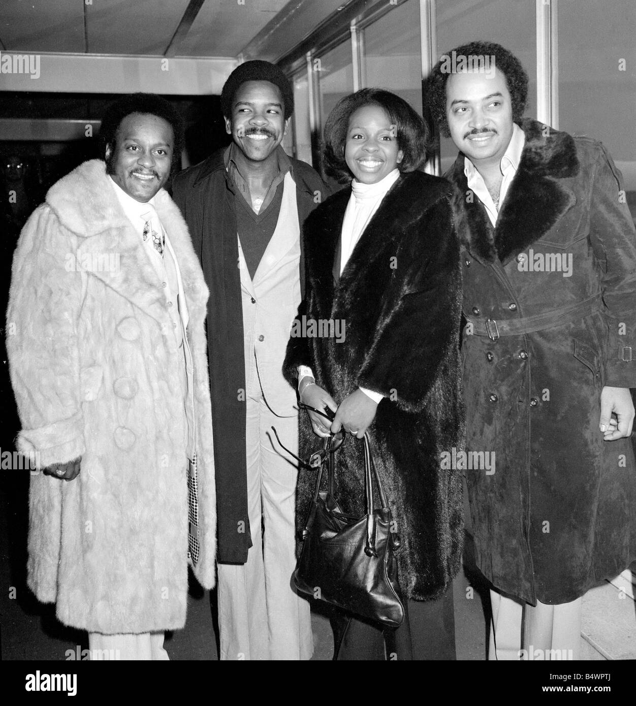 La chanteuse soul américaine Gladys Knight avec son groupe les pépins ...