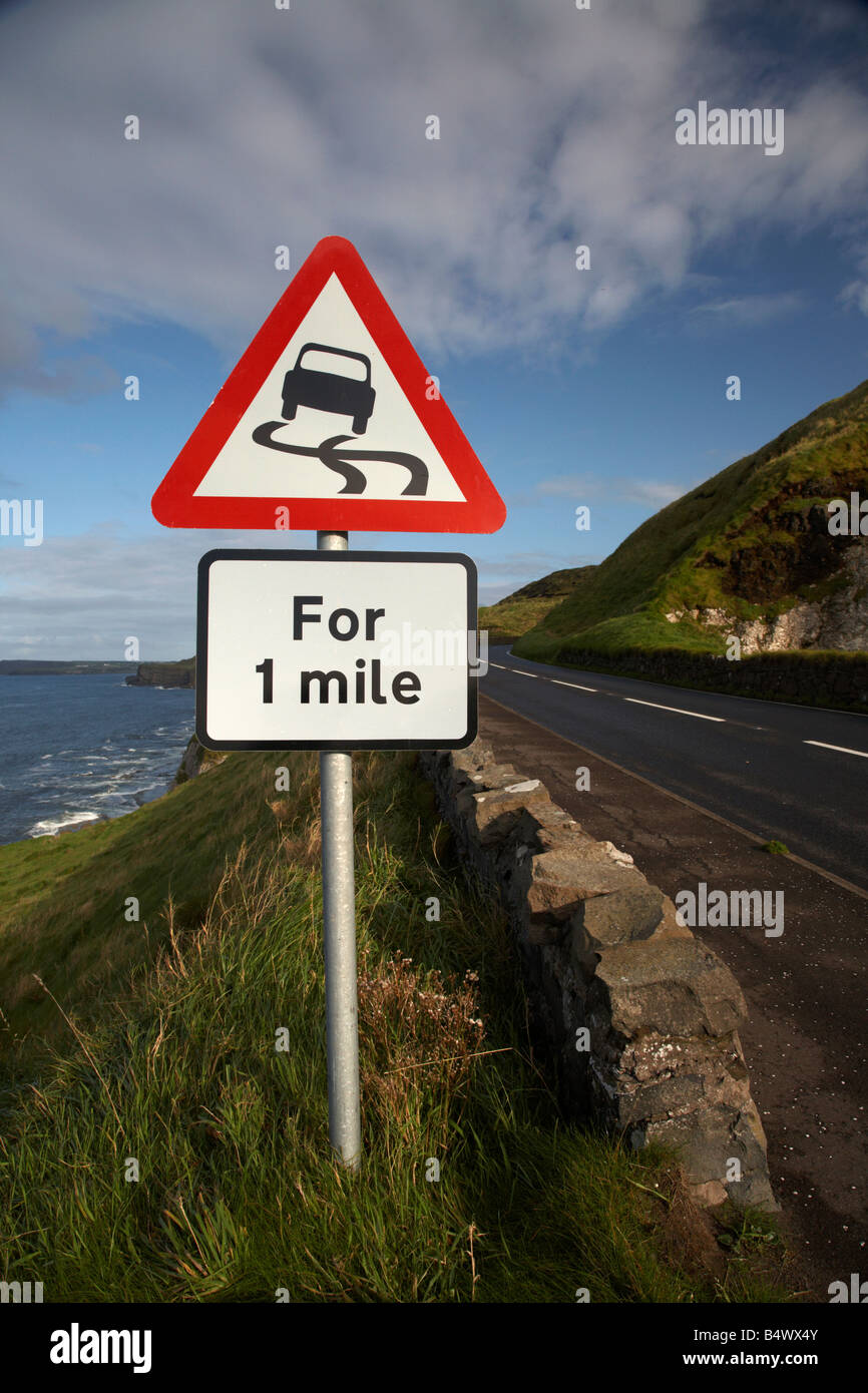 Route glissante danger triangle d'avertissement rouge pour 1 mile ...