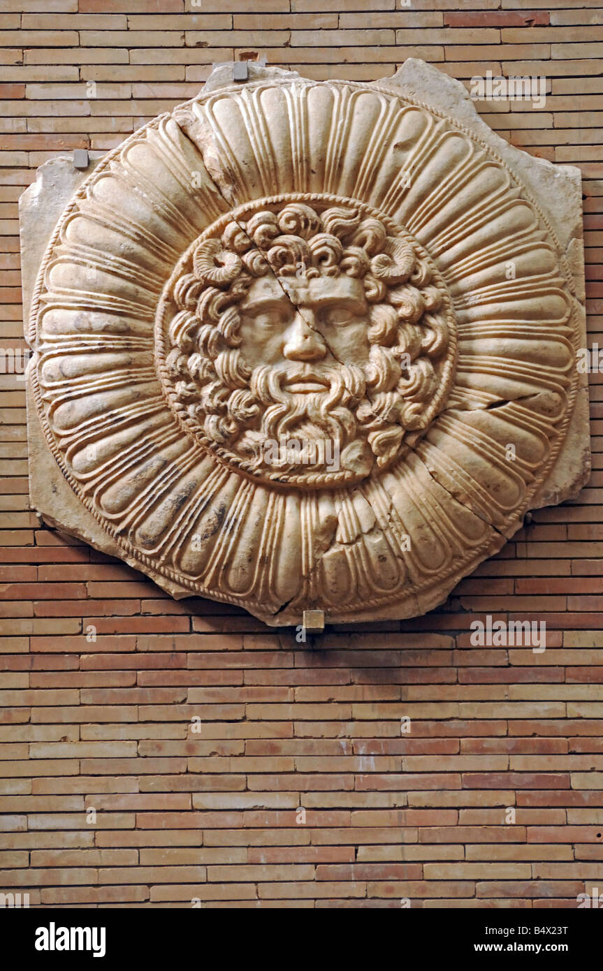 Clypeus ou médaillon romain en marbre représentant Jupiter Ammon Musée ...