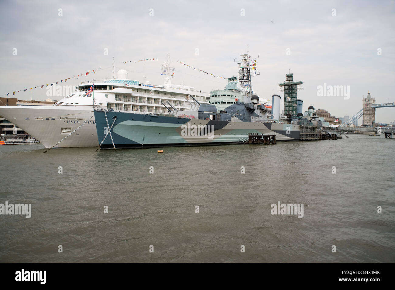 Le HMS Belfast la seconde guerre mondiale le cuirassé amarré sur la ...
